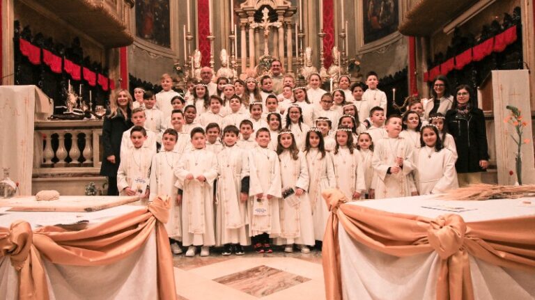 Santa Comunione: Un Mistero di Fede e d'Amore per l'Unità con Cristo